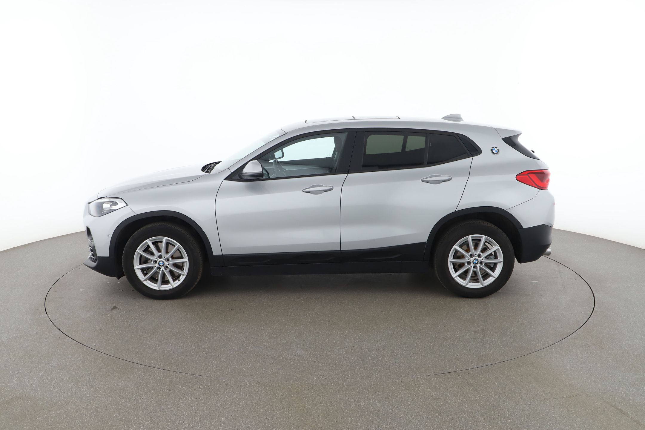 BMW X2 sDrive 20i Advantage, Benzine, € 25.599